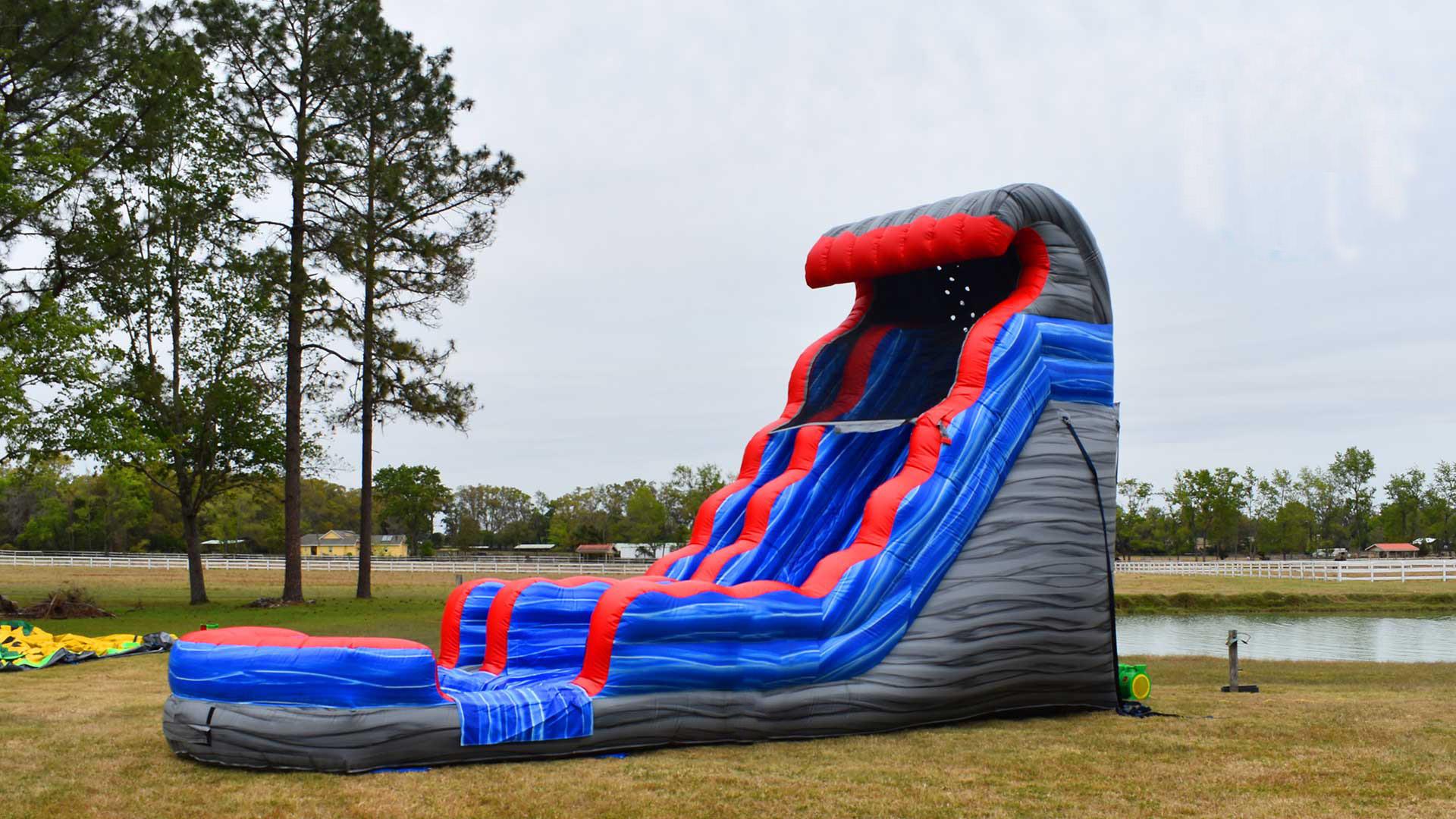 How to Choose the Best Inflatable Water Park Slides for Your Needs