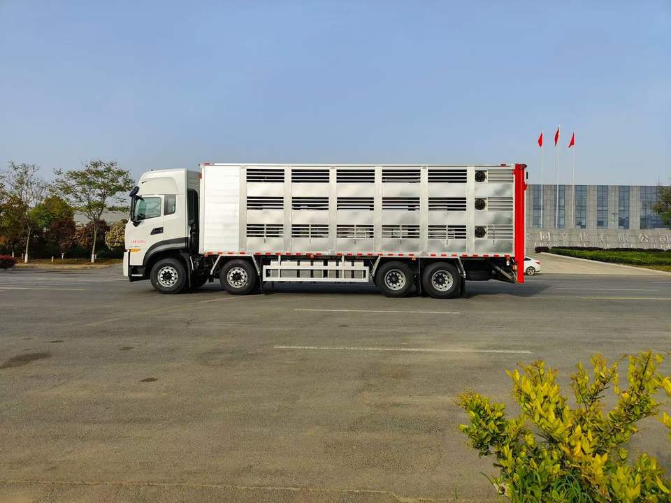 Dongfeng Tianlong Livestock Poultry Transport Vehicle Front Four Rear ...