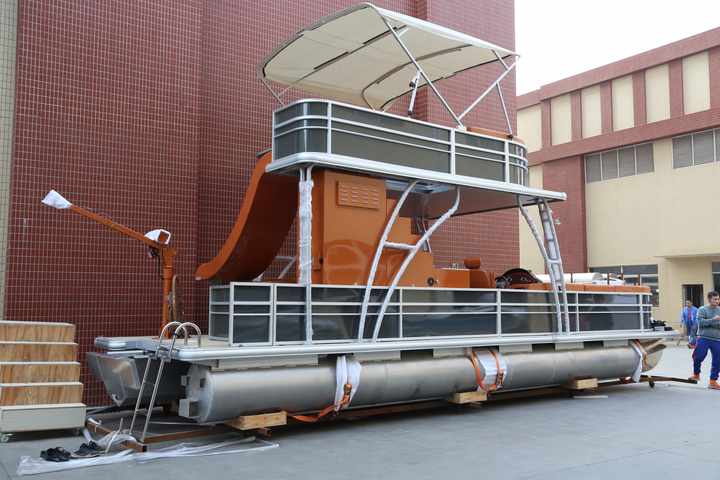 26ft Luxury Decking - Enjoy Recreational Floating Boats