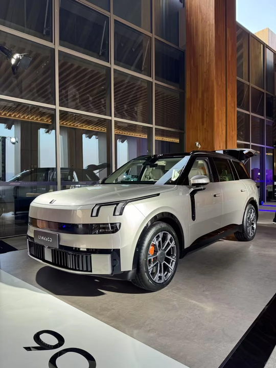 Lynk & Co 900 PHEV Hybrid SUV - 5-Door 6-Seater Electric Car