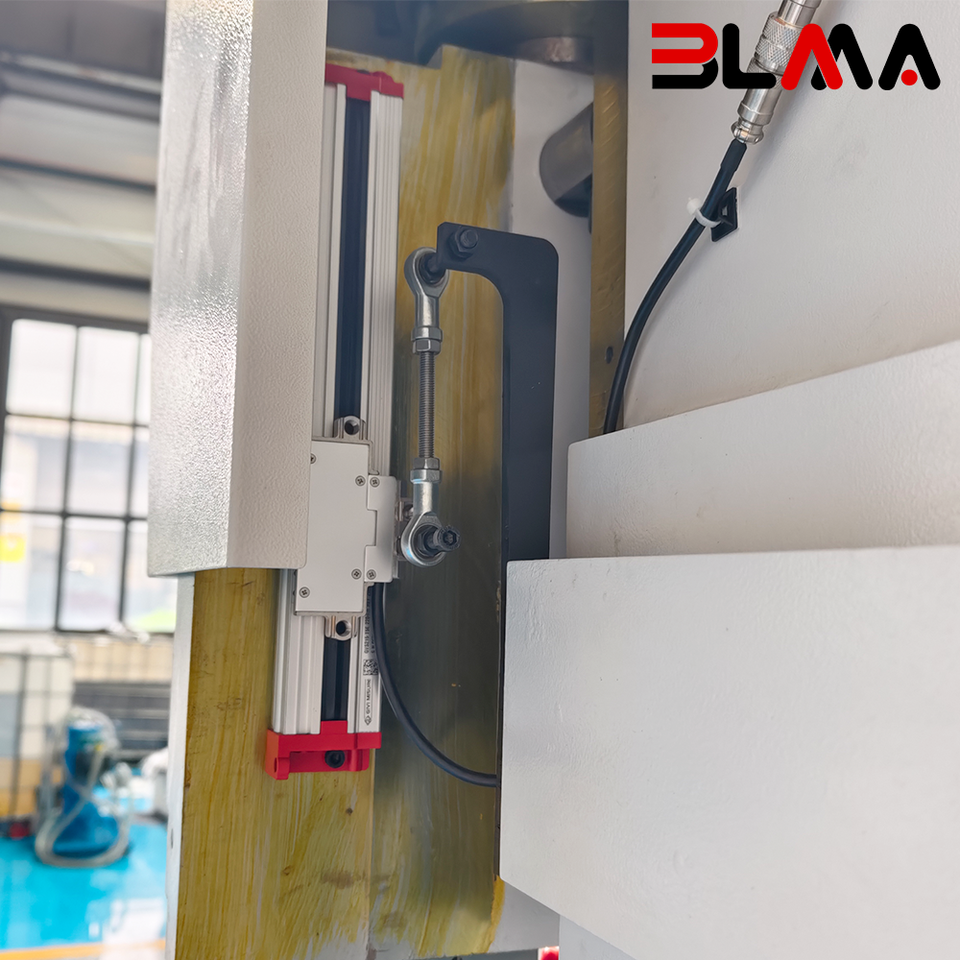 Quality CNC Press Brake Machine for Metal Sheets Advanced Delem Control ...
