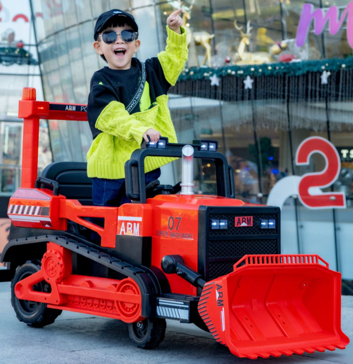 Spannende avonturen wachten met premium kinderen rijden op mini tank ...