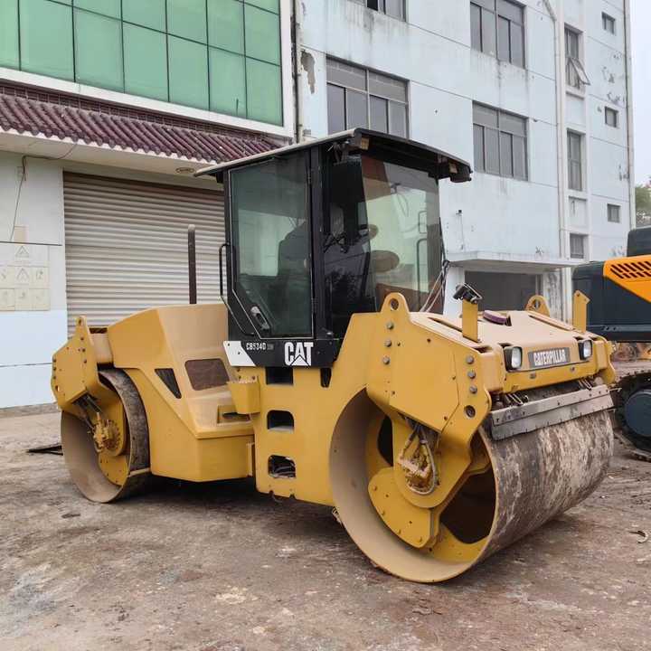 Earthmoving Heavy Equipment Original Caterpillar CAT CB534D Asphalt ...
