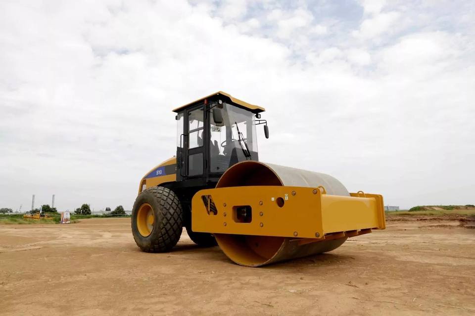 10 Ton Hydraulic Vibratory Soil Compactor 97.5kW 2130mm Drum 45% ...