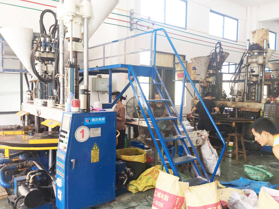 Automatic Vertical Disc Type Hybrid Mechanical Injection Molding ...