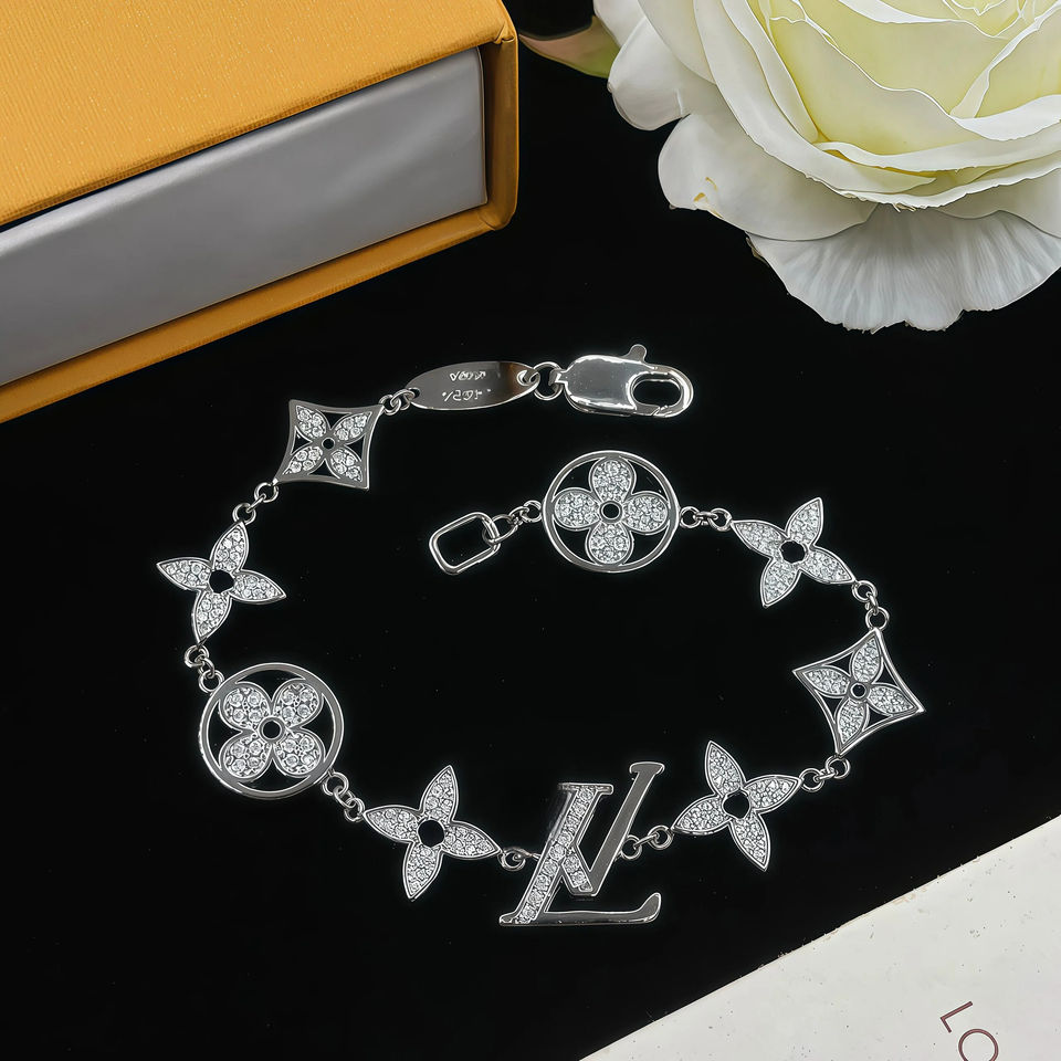 Gold-plated Unique Roman Letter Bracelet, Flower-shaped Four-leaf ...