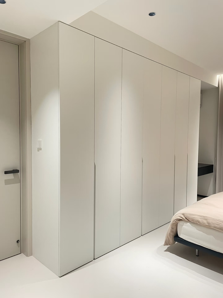 Minimalist Full-Wall Built-In Wardrobe Seamless Light-Tone Panel Design ...