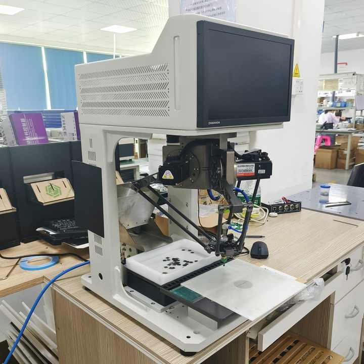 Industrial Spider Hand Robot - Efficient Sorting Workstation