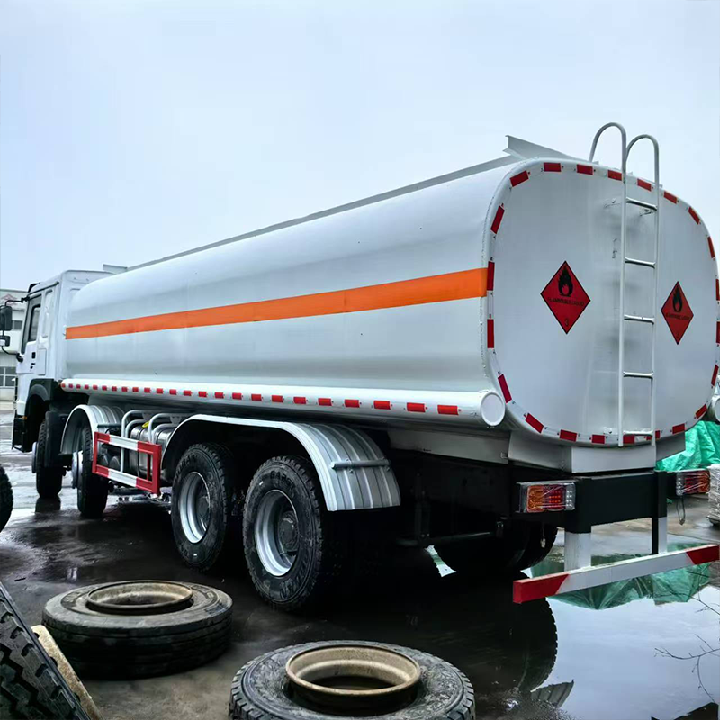8X4 Sinotruck HOWO 371hp 375hp Fuel Tank Truck in good condition ...