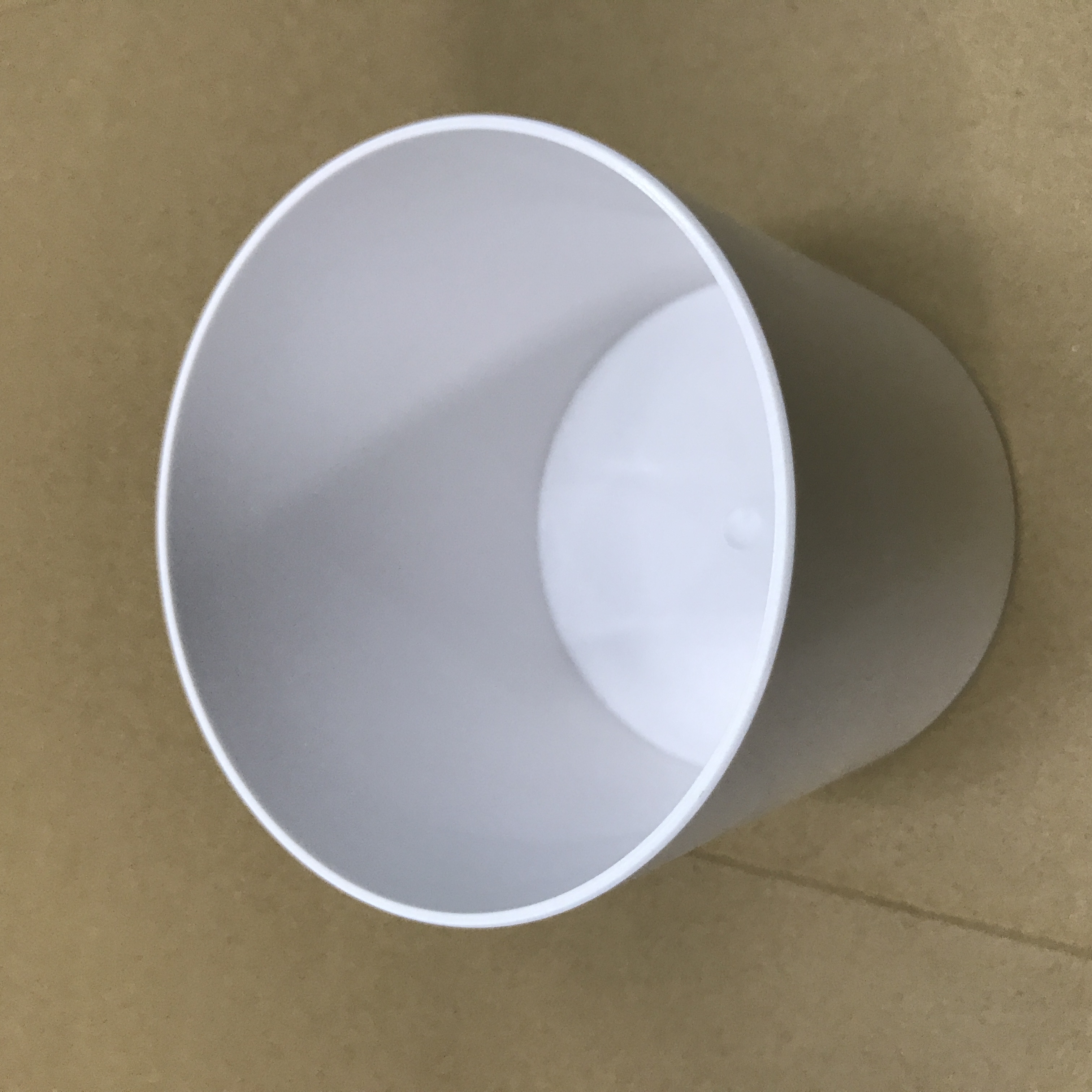 How to Choose Planters: Plastic vs Ceramic Buying Guide