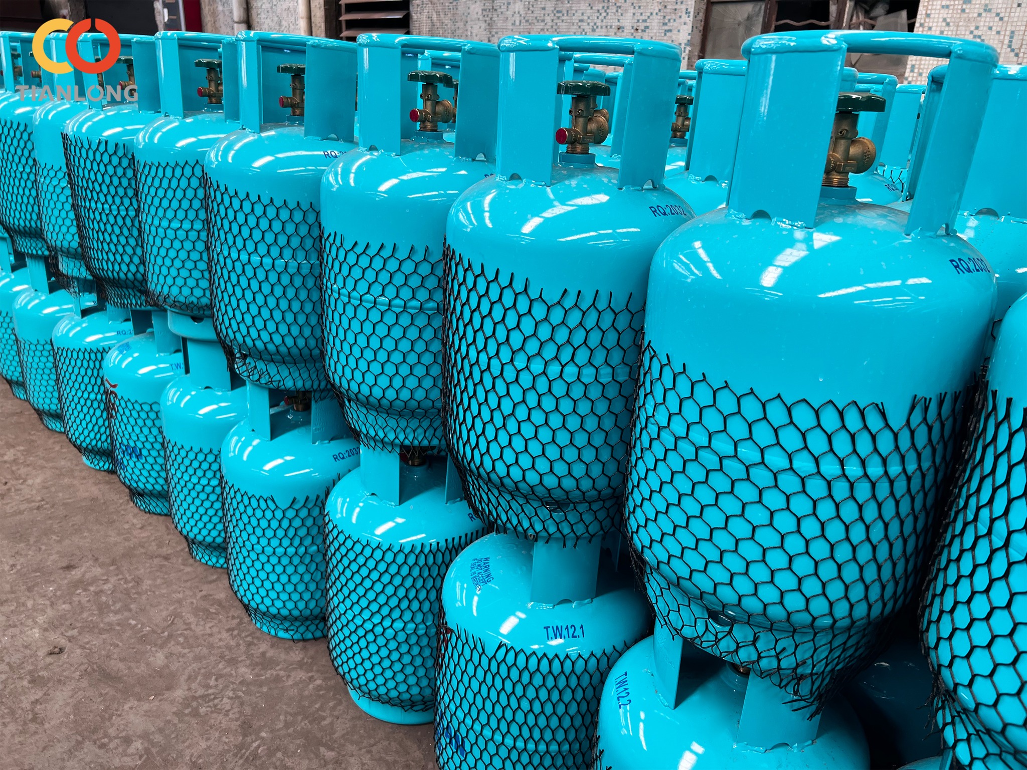 Empty Gas Cylinder - Weight & High-Pressure Steel 40L