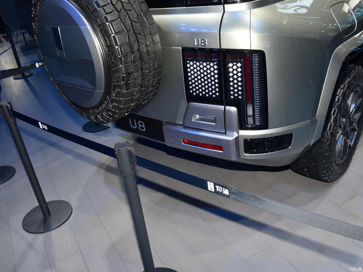 2025 New BYDs Yangwang U8 Hybrid Electric SUV 4x4 Four Motor Drive 1100hp REEV Technology 180km ...