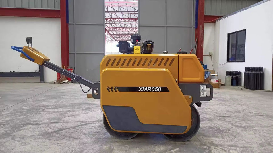 Hydraulic Drive Compactor Hand Operated Roller 530 kg Mini Road Roller ...