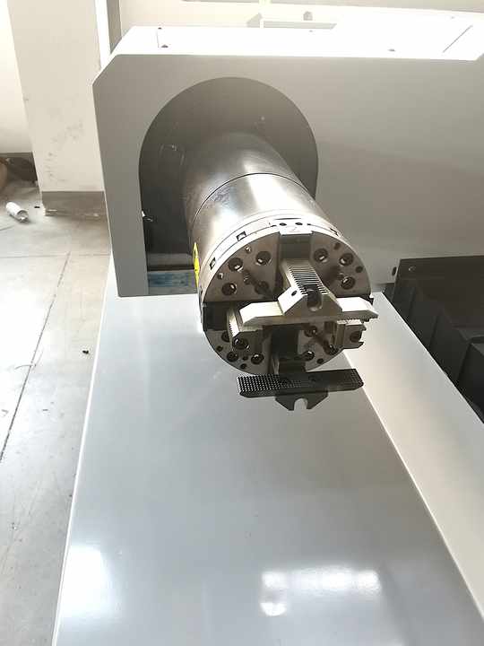 1500W-6000W CNC Automatic Pneumonia Chucks Cutter Fiber Laser Tube Machine