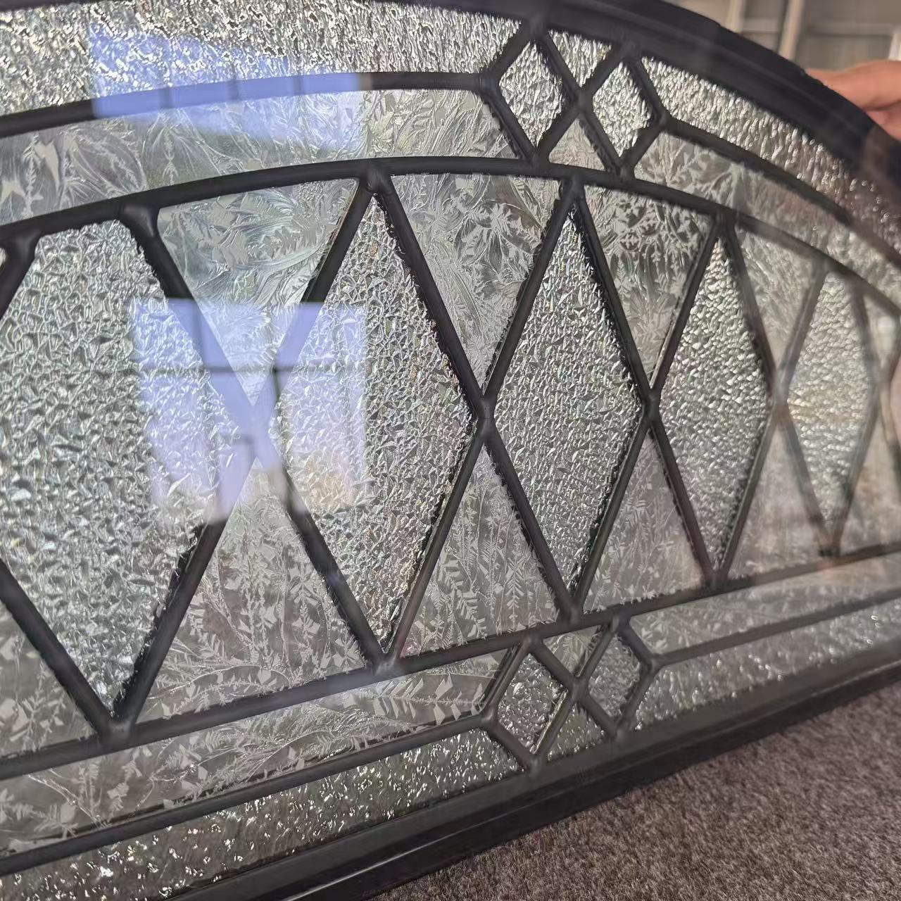 Buzlu Cam Şeritler - Dayanıklı ve Şık Gizlilik Çözümleri