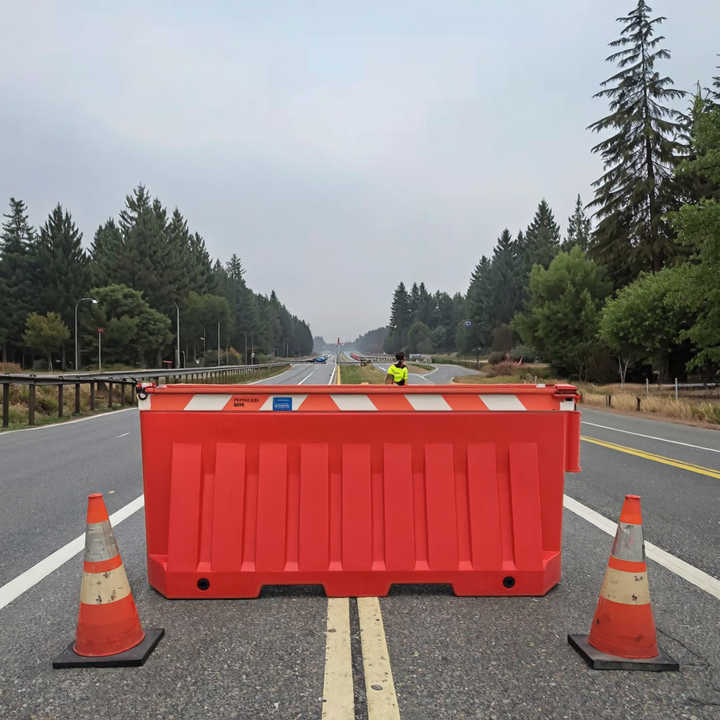 2m Long Temporary Plastic Traffic Barrier Water Filled Road Barrier ...