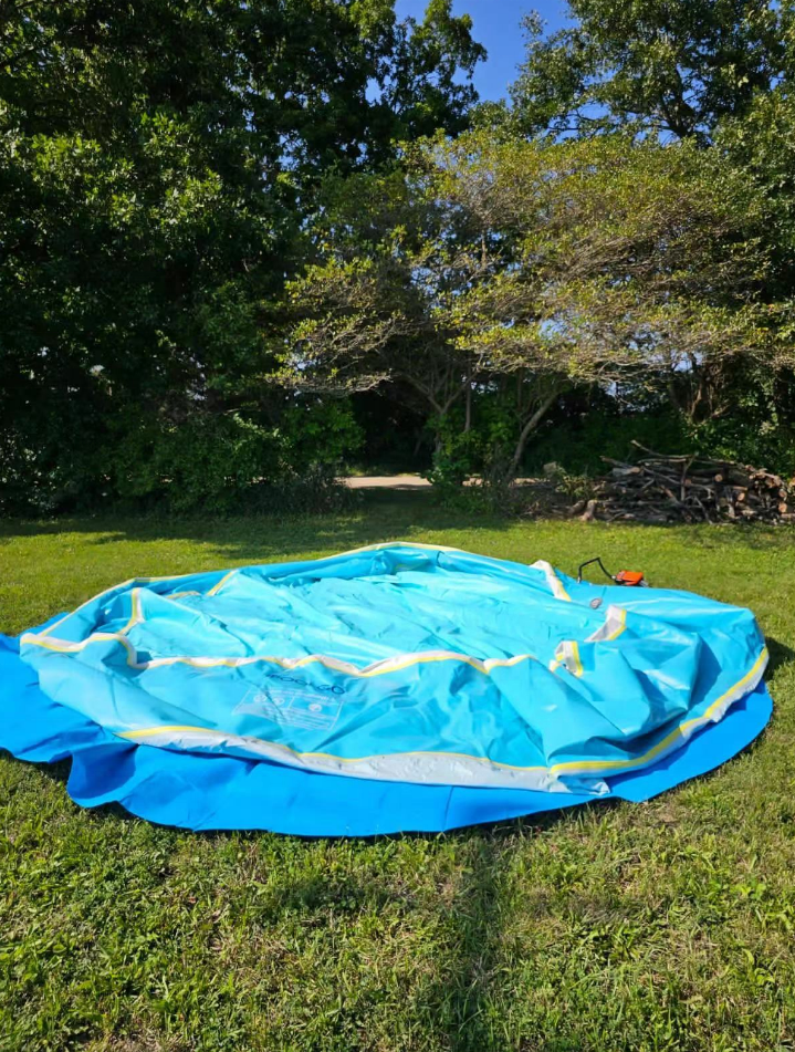 IPOOLGO Outdoor Portable Inflatable Swimming Pool - Durable & Fun