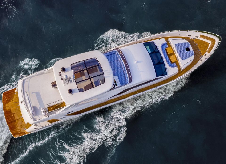 96ft Luxury Yacht - Premium Fiberglass for Comfortable Adventures