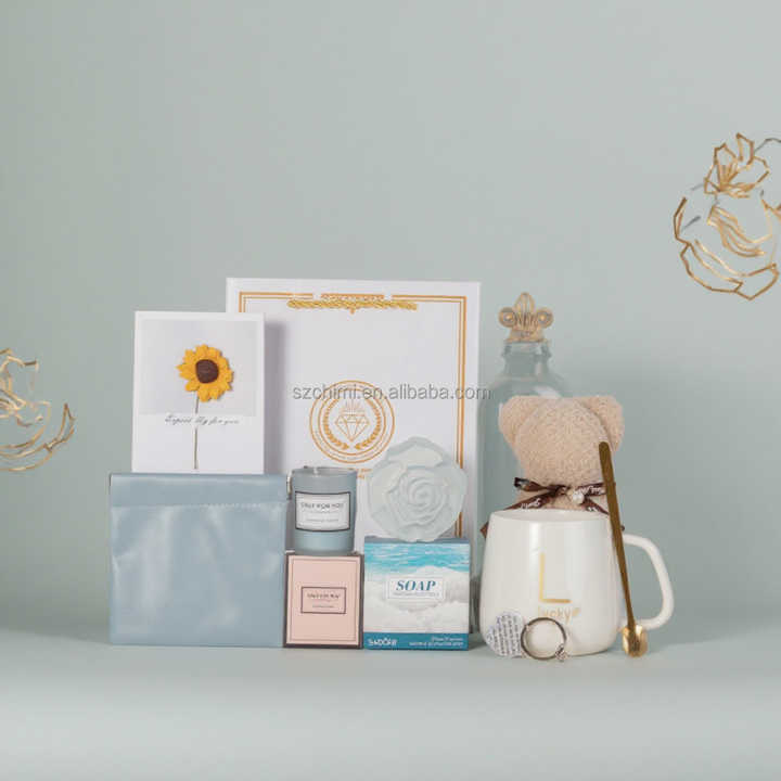 Premium Candle Gift Box - Holiday Scented Candle, Keychain & Greeting ...