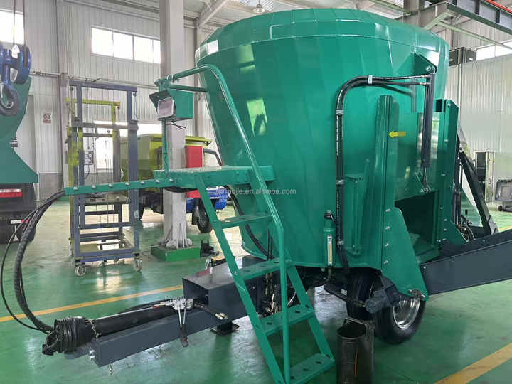 New 7 CBM Durable Trailed TMR Mixer with Loader Durable Metal Livestock Feeding Equipment ...