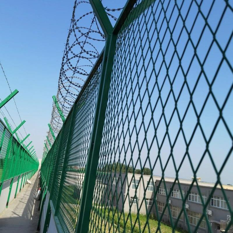 Green PVC Coated Barbed Wire 2.0mm for Farm Boundary Fence Corrosion ...