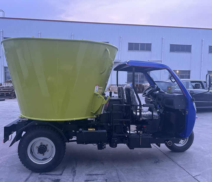 Self Propelled TMR Feed Mixer with Throwing Belt Is Suitable for Farms with Feeding Troughs ...