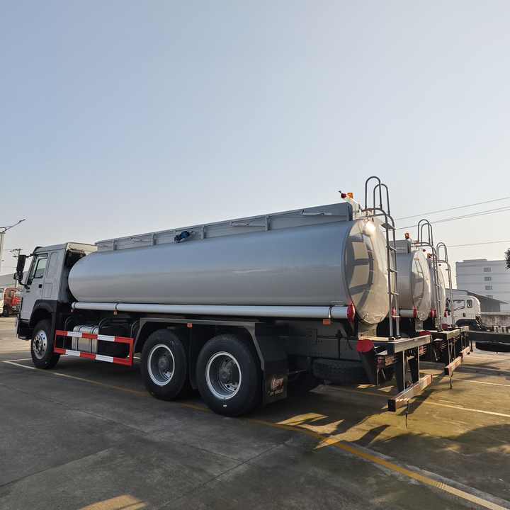 Sinotruk Tanker Truck 20-ton Oil Tanker Rear Eight-wheel Liquid Supply ...