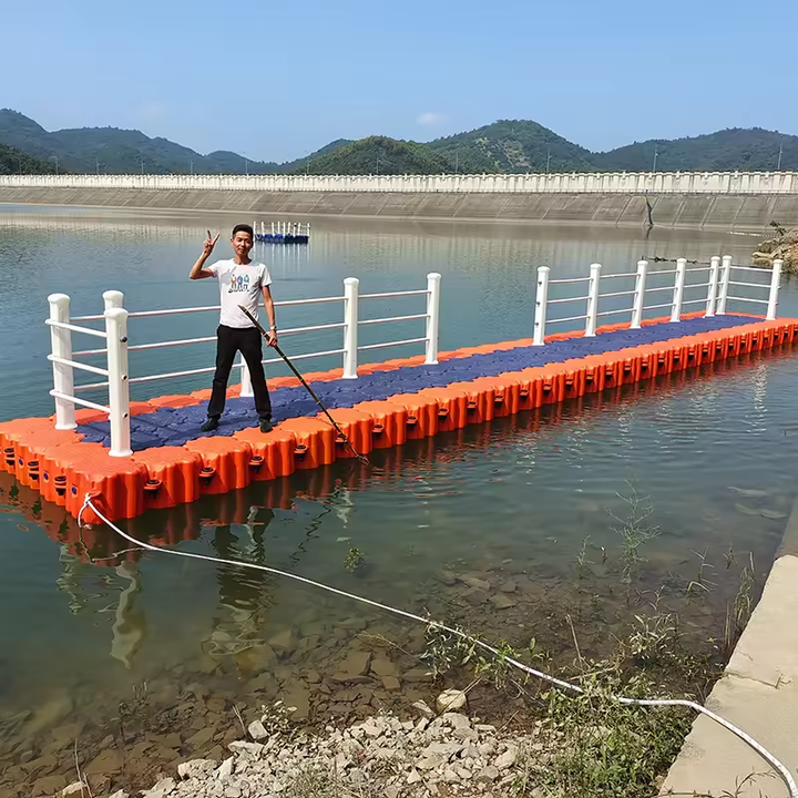 500 * 500mm HDPE plastic floating platform on the water walkway pontoon ...