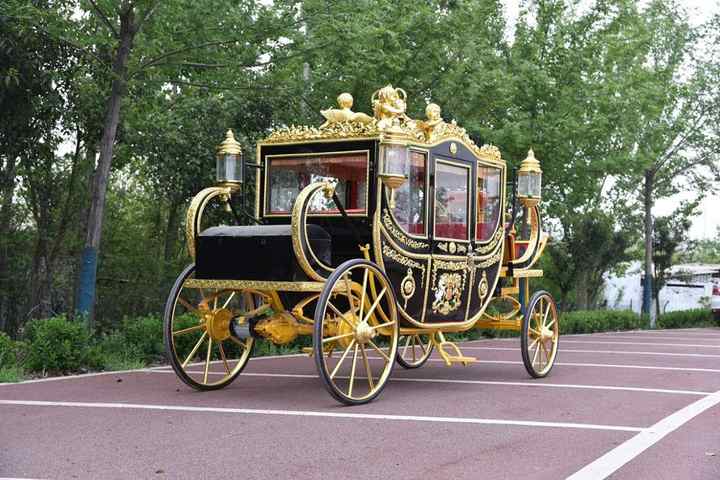 Luxury Gold State coach Horse Drawn Carriage With Electric Power