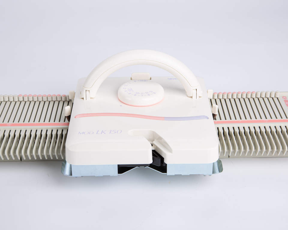 Silver Reed Knitting Machine LK150 - Easy Home Use