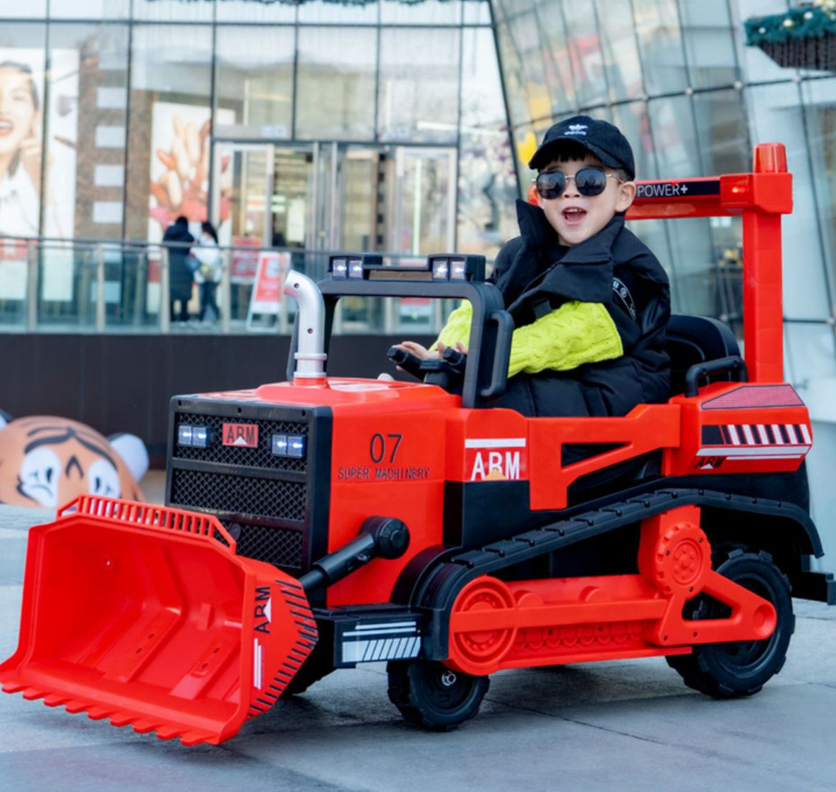 Spannende avonturen wachten met premium kinderen rijden op mini tank ...