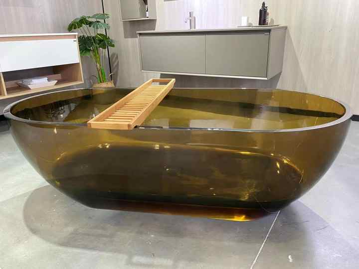 Transparent Bath Tubs - Modern Acrylic Designs for Hotels
