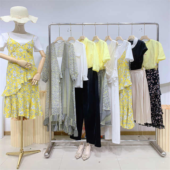 Shop Our 2023 Fashion Women's Mix Clothes Bale - Bulk & Assorted