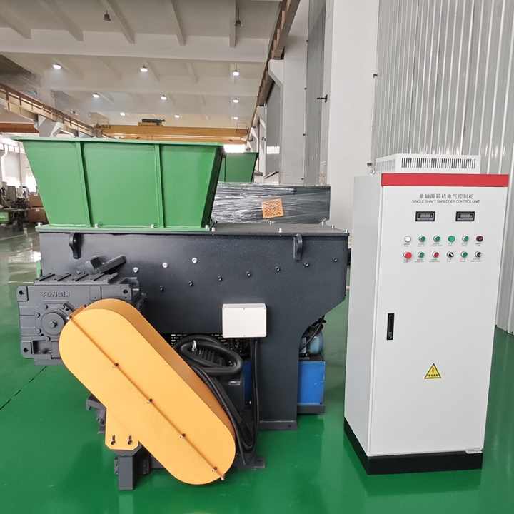 Automatic E-Waste Shredder for Efficient Plastic Recycling