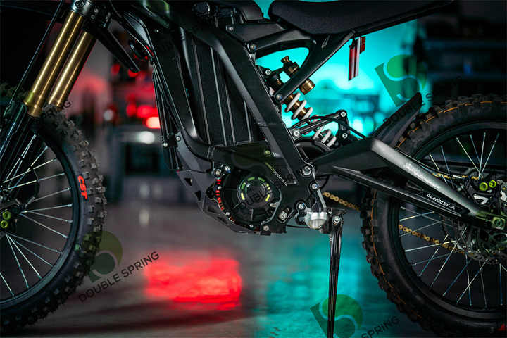 2025 SurRon Light Bee X白色 & Suron Storm Bee & Ultra Bee II LBX电动越野车环绕 ...