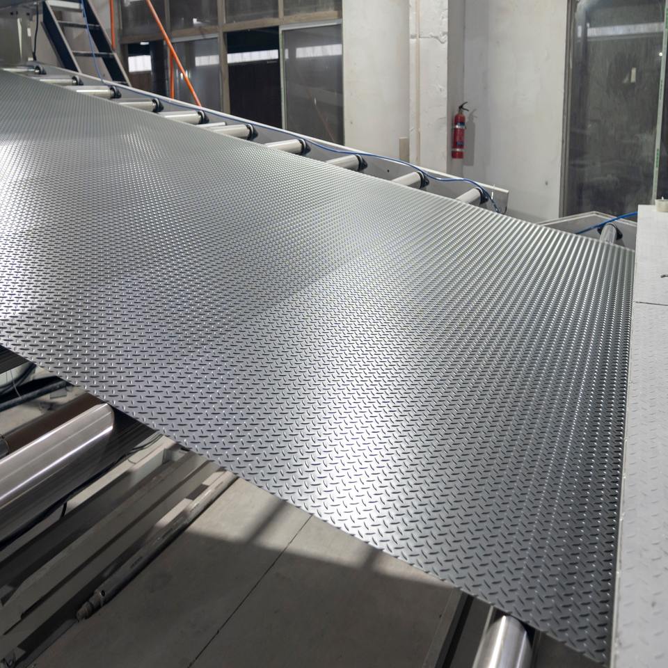 Anti-Slip Wear Resistant Modern PVC Flooring Rolls for Garage Workshop ...