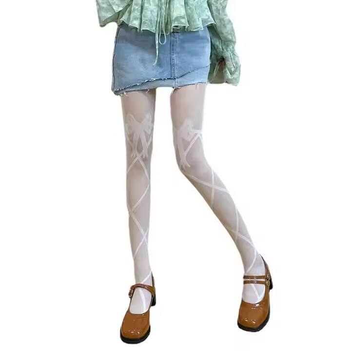 Strumpfhosen mit gekreuzten Beinen – sexy und stilvolle Strümpfe