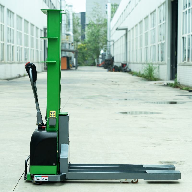 All-electric Self-lifting Stacker Can Hold Large Cargo Boxes of 1.5 Ton ...