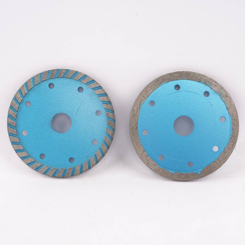 Wear-resistant diamond cutting disc - Slotting construction for ...