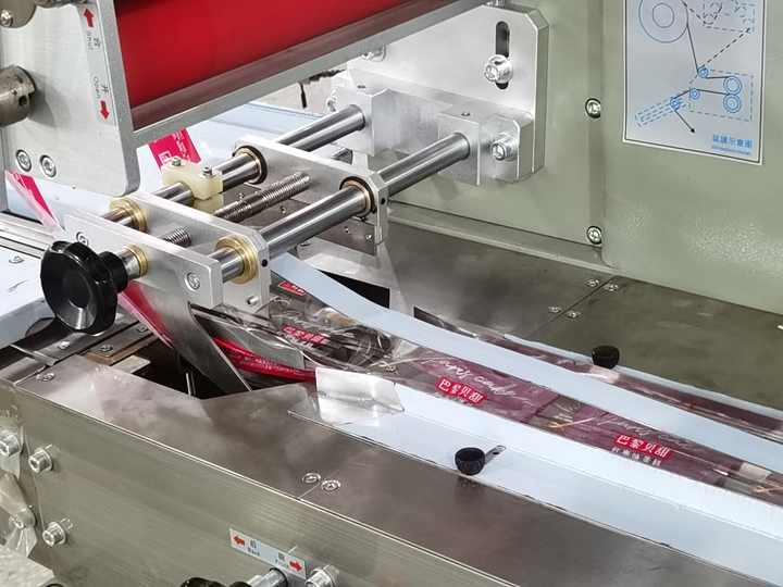 3 Servo Motor Pillow Packaging Machine - Automatic & Efficient