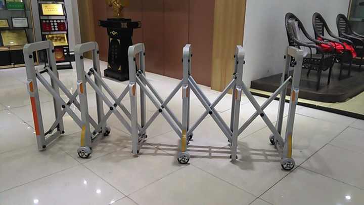 Aluminum QG-Z1701 Road Accordion Barricades - Secure & Durable