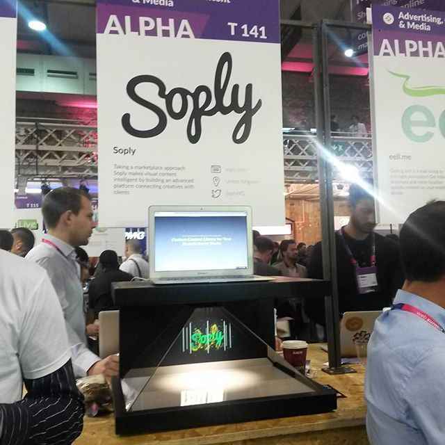 22" 3D Holographic Display - Perfect for Advertising