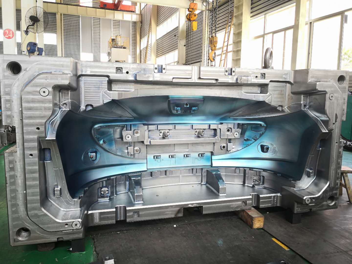 Full Automatic Horizontal Bumper Injection Molding Machine