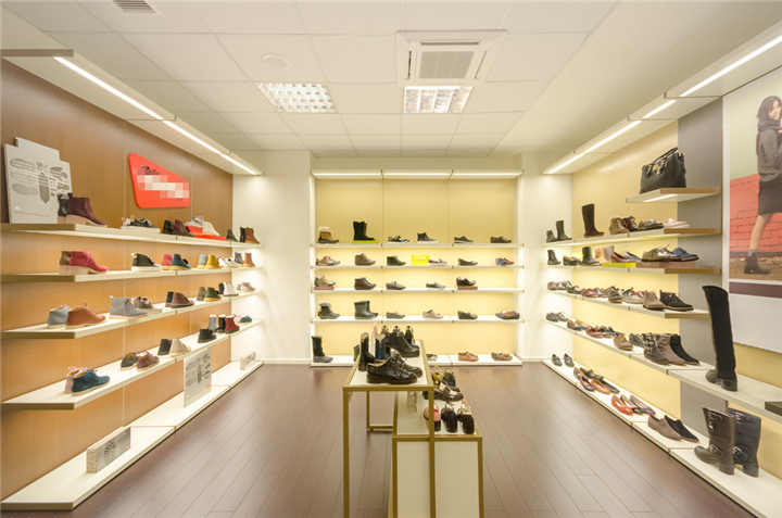 Custom Design Shelves for Elegant Shoes Showroom Display