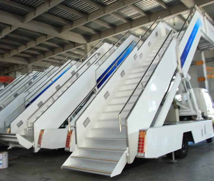 Self-propelled Airport Passenger Aircraft Boarding Stairs with Canopy ...