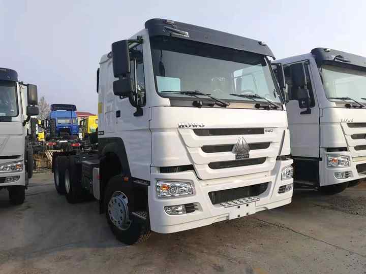Sinotruck Howo New 6-Wheel Semi-Trailer Tractor Truck Howo 4*2 Tractor ...