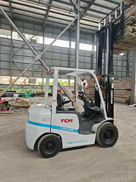 Warehouse Handling Using TCM30 Forklift 3 Tons TCM FD30 Used Forklift ...