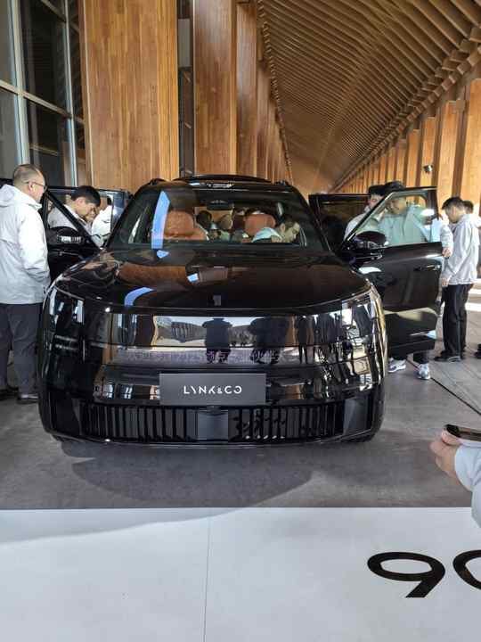 Lynk & Co 900 Hybrid - 7-Seat off-Road Plug-in Vehicle