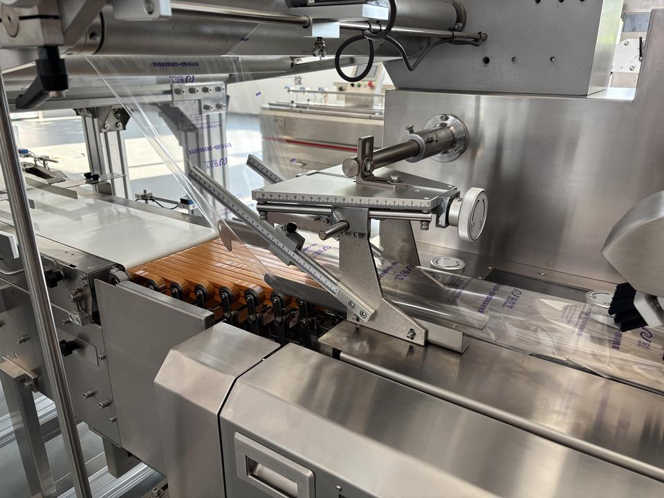 Automatic Flow Packaging Machine Box-motion Packing Machine Croissant ...