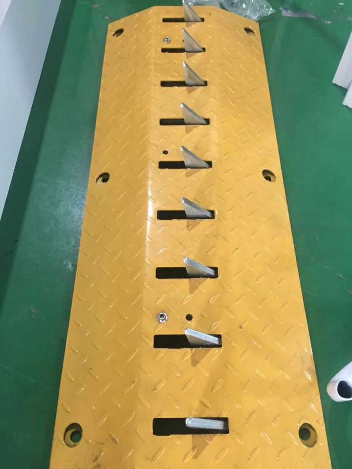 Manual One-Way Traffic Barrier with Steel Blade Safety Tyre Killer ...